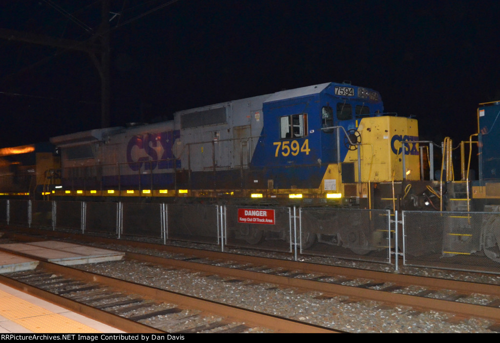 CSX C40-8 7594 trails between an ES40DC and a YN3 C40-8 on Q438-10